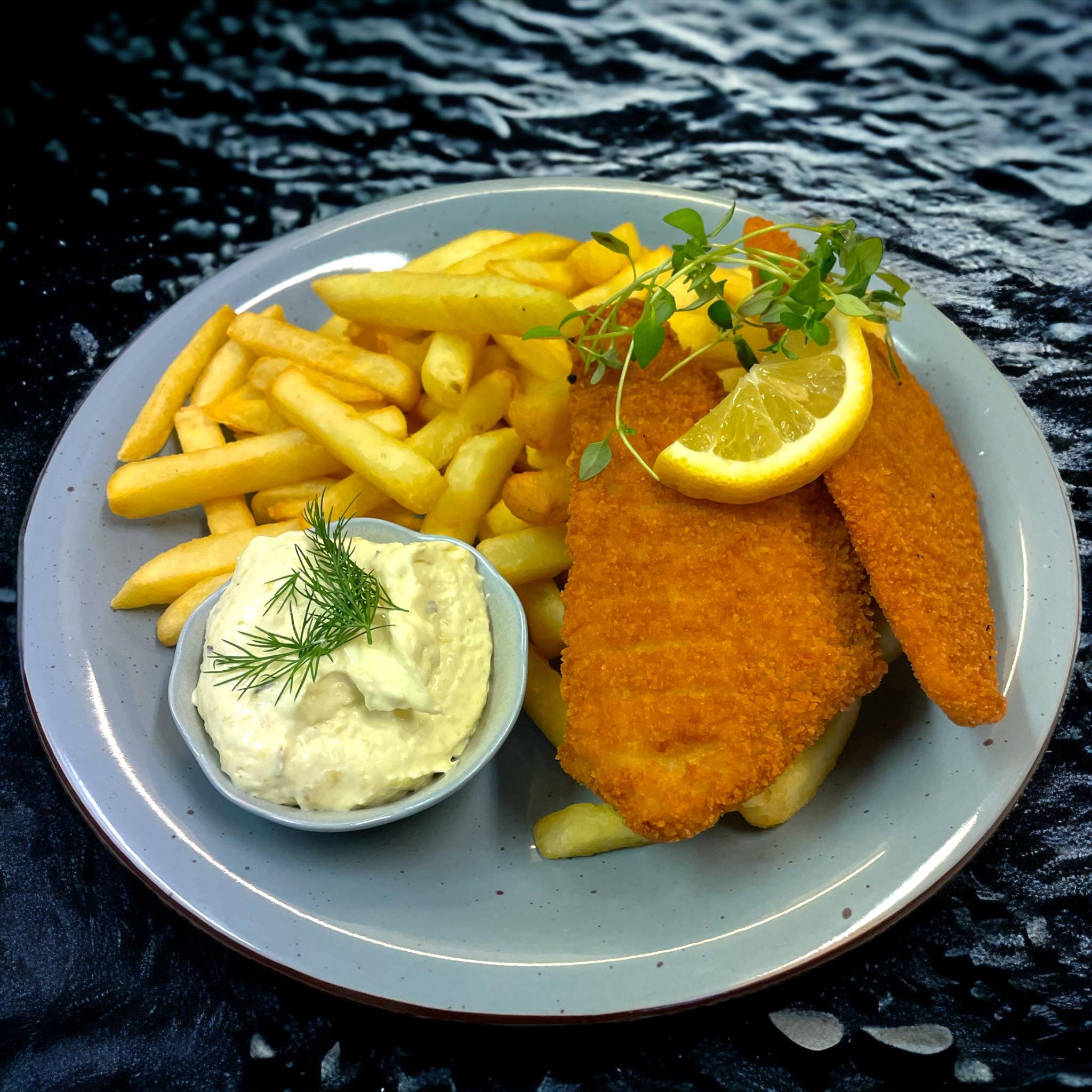 Rødspættefilet med pommes frites | fiskergodt.dk